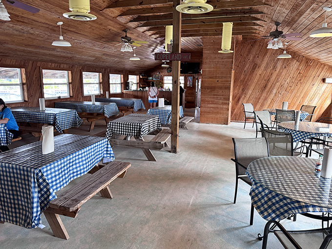 Yellow bench seats that haven't changed since bell-bottoms were in fashion the first time around. The dining room's simplicity is its superpower.