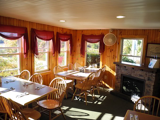 Sunlight streams through red-valanced windows, warming the pine-paneled dining room. Windsor chairs and wooden tables create that quintessential Maine coziness.