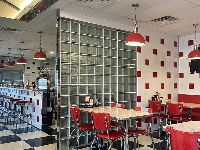 Red chairs, checkered floors, and glass blocks—this is what happens when the 1950s decide to throw a party.