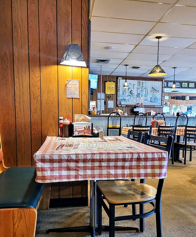 Wood paneling and checkered tablecloths – where comfort food meets its perfect match in comfortable surroundings.