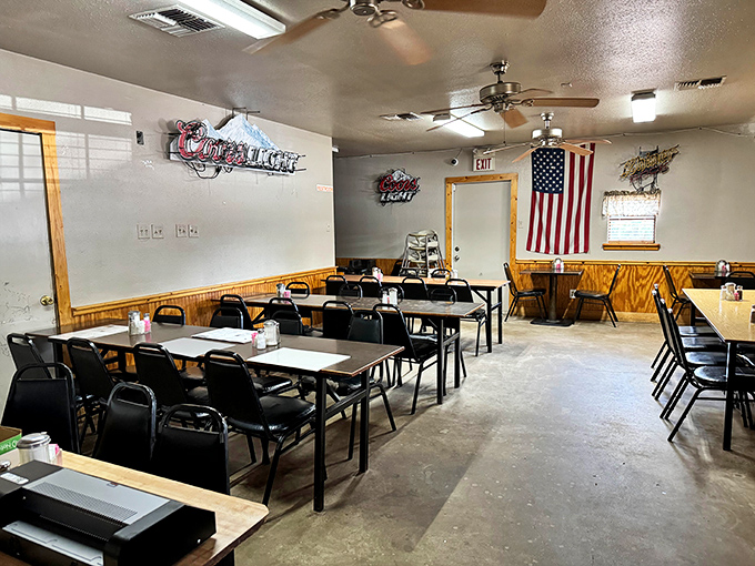 Simple tables, patriotic decor, and ceiling fans spinning lazily overhead&mdash;this is Texas dining in its purest form.