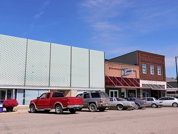 Downtown Harvey's mix of mid-century storefronts and classic brick buildings creates a Main Street straight out of a Norman Rockwell painting&mdash;minus the crowds.