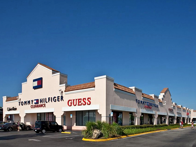 Spanish-inspired architecture meets American retail therapy – where Tommy Hilfiger, GUESS, and your wallet can peacefully coexist.