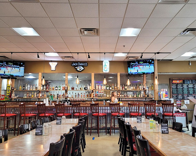 Where Tennessee traditions meet thirsty throats&mdash;Arnold's dining room balances down-home comfort with the spirited energy of Nashville.