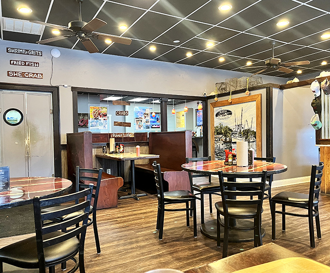 Simple wooden tables and nautical touches create that "come as you are" vibe where the only dress code is an empty stomach and a smile.