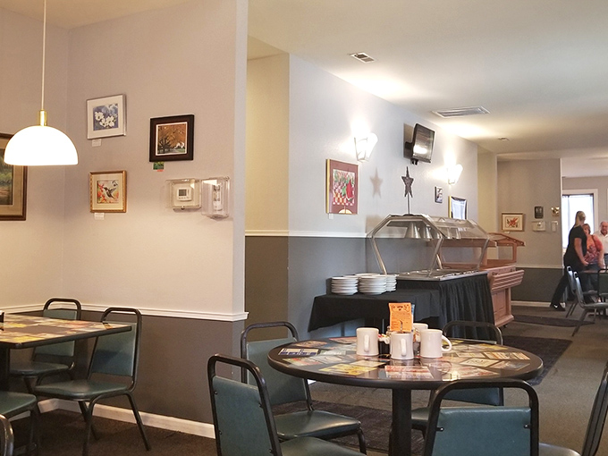 Simple, comfortable, and unpretentious&mdash;RJ's interior feels like the dining room of that favorite aunt who always fed you too well.