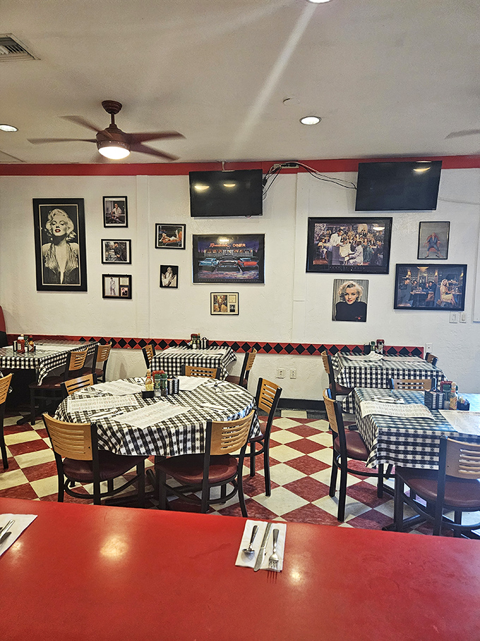Classic Americana with a dash of Marilyn Monroe glamour. The checkered floor and tablecloths create that timeless diner atmosphere where comfort reigns supreme.