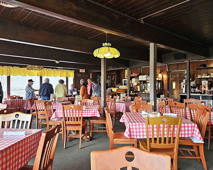 Red and white checkered tablecloths set the stage for serious eating. This isn't dining theater&mdash;it's the real deal. 