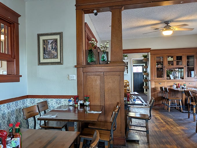No-frills dining with character to spare. The lattice dividers and red tables say, "We put our energy into the food, not fancy décor."