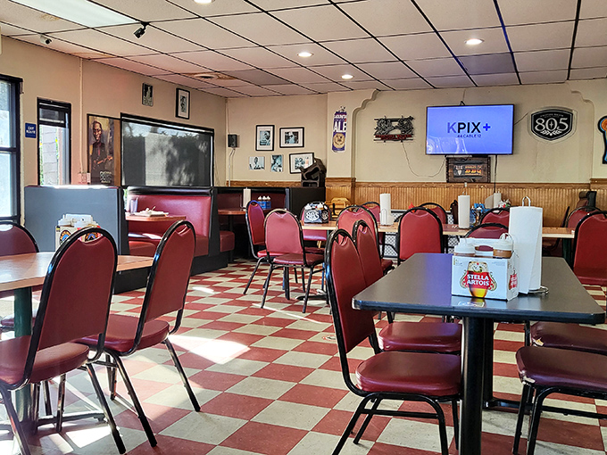 No-frills dining room with classic red-checkered floors – because when the meat is this good, fancy tablecloths would just get in the way.