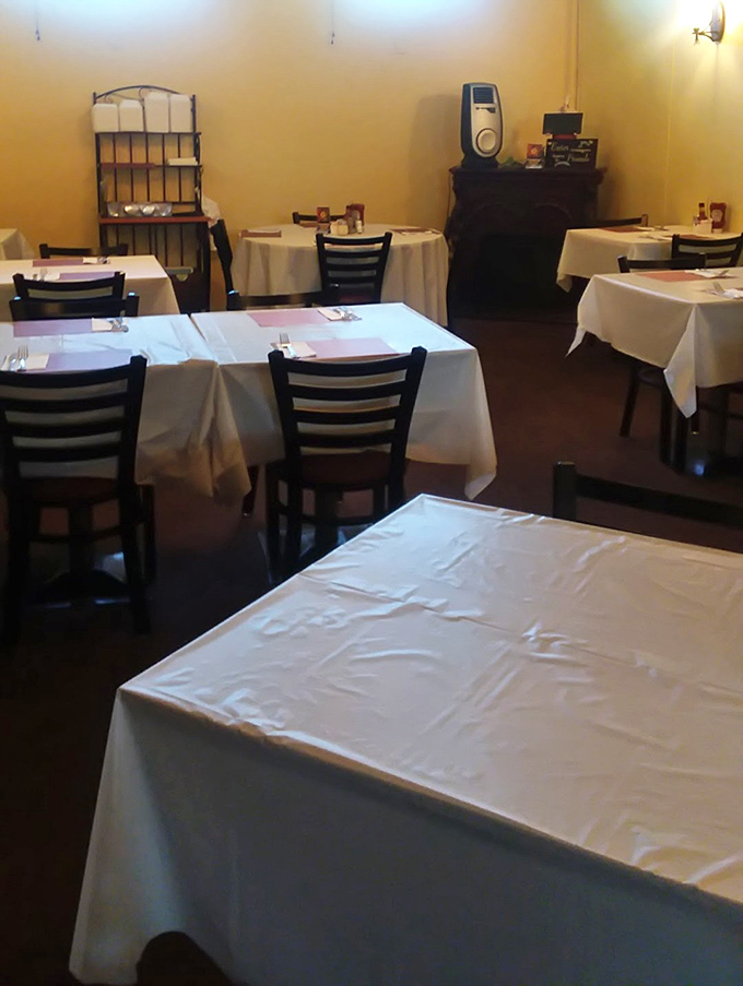 White tablecloths and simple chairs create an atmosphere of unpretentious dining elegance&mdash;no foodie theatrics, just a stage for serious eating.