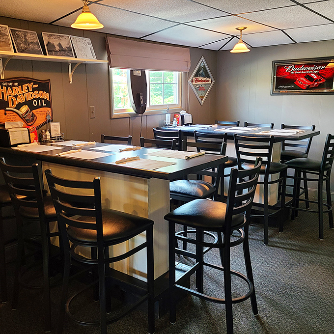 The interior proves that fancy doesn't equal delicious – these simple tables have witnessed countless prime rib victories.