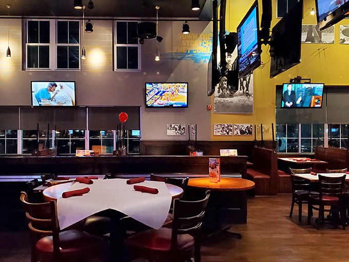 Where every seat is the best seat in the house. Glory Days' interior strikes that perfect balance between "watching the game" and "enjoying your meal."