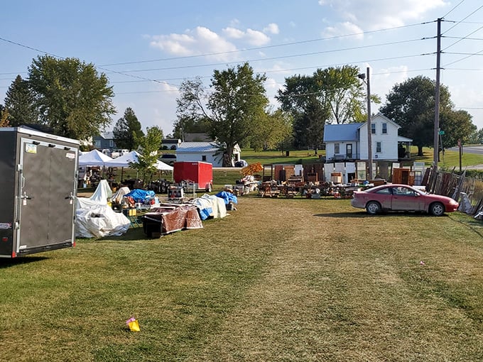 From above, the What Cheer Flea Market transforms Iowa farmland into a bustling bazaar that would make any bargain hunter's heart skip a beat.