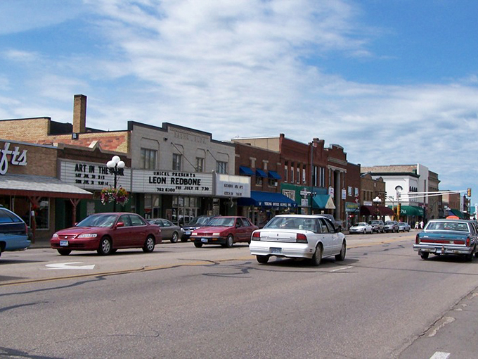 Alexandria's charming downtown invites you to stroll without a schedule, where local shops replace chain stores and everyone has time for hello.