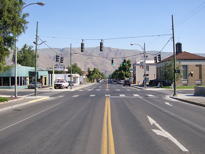 Clarkston's wide streets and mountain backdrop create a postcard-worthy scene. This is what retirement dreams are made of&mdash;affordable and beautiful.