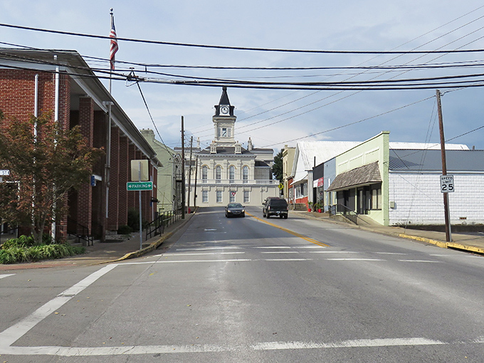 Columbia's town square has that "I've seen some things" vibe. Where the monument probably remembers when bread cost a nickel!