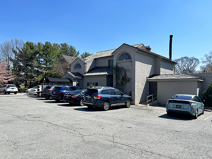 Columbus Inn stands proud like a colonial mansion that decided to feed everyone generously.