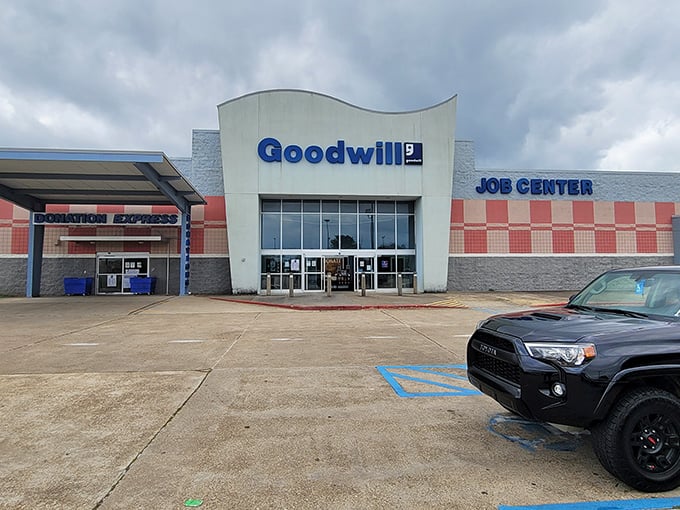 Goodwill's Pierremont location stands proud against cloudy skies. That "Job Center" sign reminds us thrifting does double duty for the community.