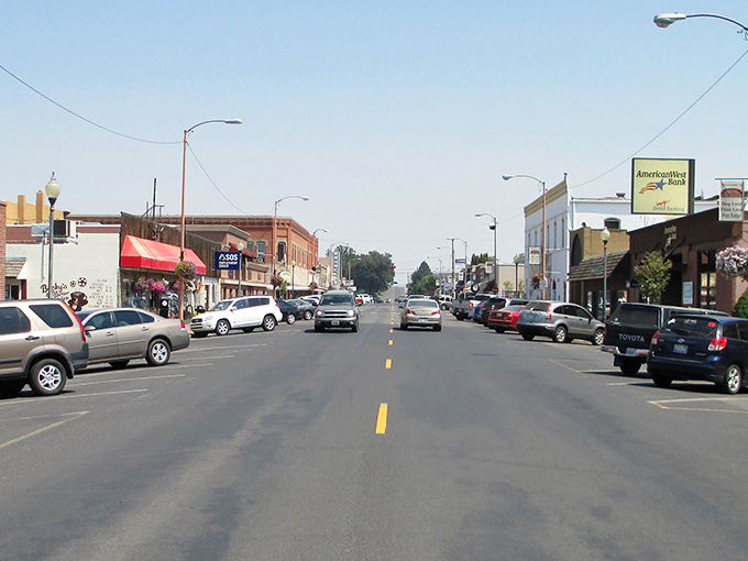 Prosser's sun-baked main street &ndash; where wine country meets small-town charm in a delicious, dusty blend!