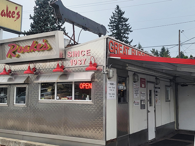 Roake's shiny silver exterior gleams like a time machine to the golden age of hot dogs. Since 1937, they've known snap matters.