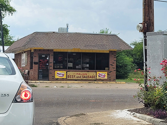 Skeets' brick building might not win architecture awards, but the Italian beef and sausage signs promise delicious treasures within.