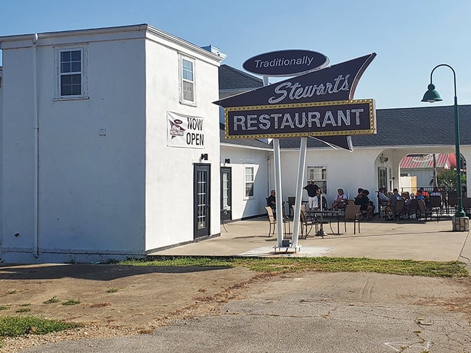 That retro sign has been guiding hungry lake-goers to comfort food heaven since before Instagram made food photos a thing.