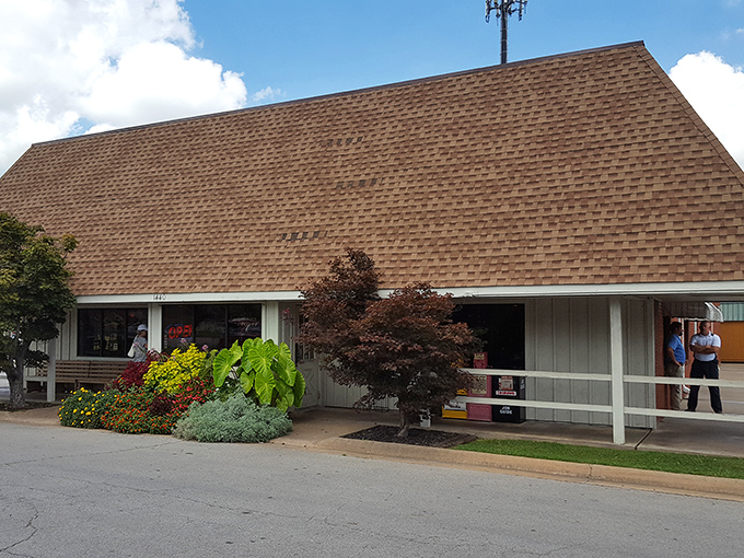 Don't judge this book by its cover &ndash; behind that humble exterior lies some of the most soul-satisfying breakfast in Arkansas.