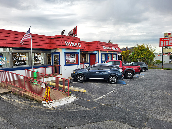 Red roof, patriotic spirit, and a promise of good eats – Aberdeen Diner is Maryland comfort food central!