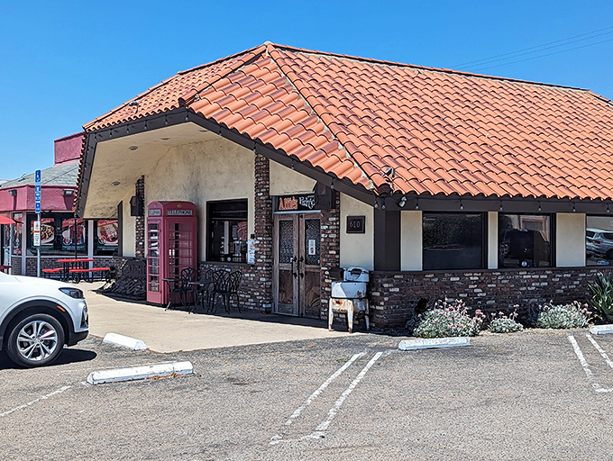 Sunshine and red tile roofs might say "California," but step through these doors and you're suddenly across the pond. Fish and chips diplomacy at its finest!