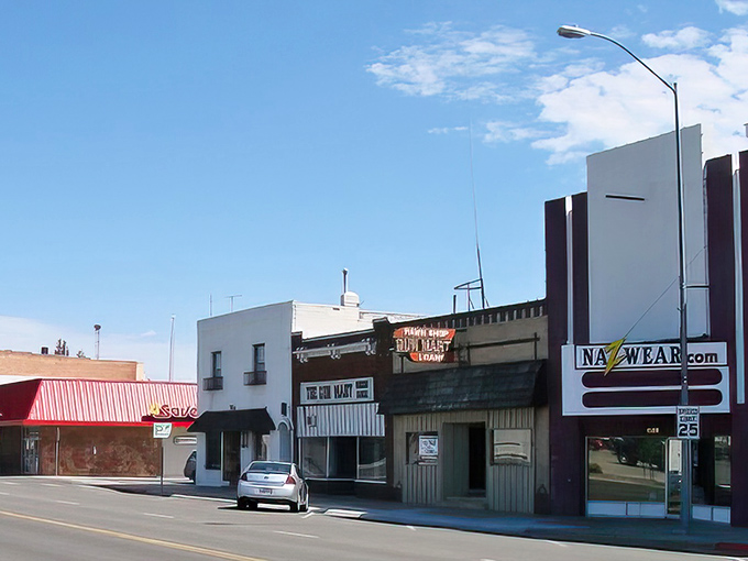 Wide streets and friendly storefronts in Gering prove that small-town charm never goes out of style.