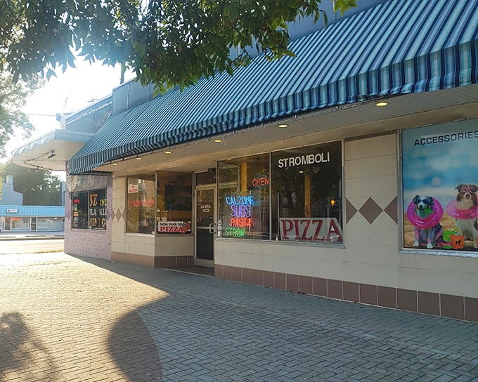 Those colorful neon signs at La Vera aren't just decoration &ndash; they're beacons of hope for the pizza-obsessed wanderer.
