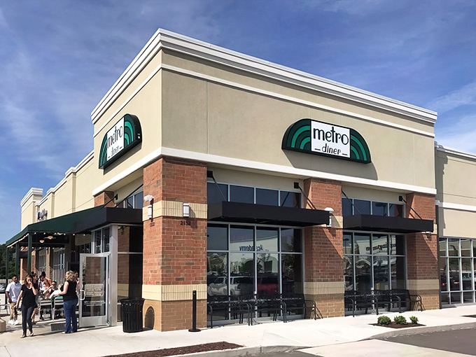 Where contemporary meets comfort food! Metro Diner's clean lines and brick facade are just the appetizer to the feast waiting inside.