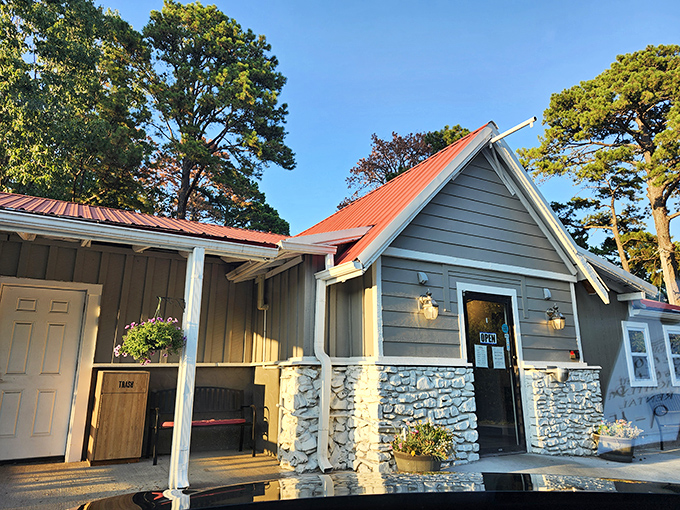 Mountain charm meets pizza perfection. This Branson spot looks like it was plucked from a postcard and filled with cheese and toppings.