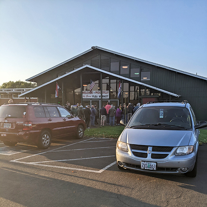 Those eager crowds know something good awaits - early birds definitely catch the best vintage worms here.