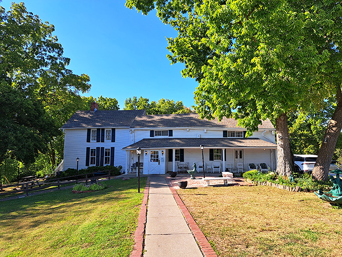 Stroud's sits pretty like a Southern belle, complete with manicured lawn and the promise of comfort food magic.
