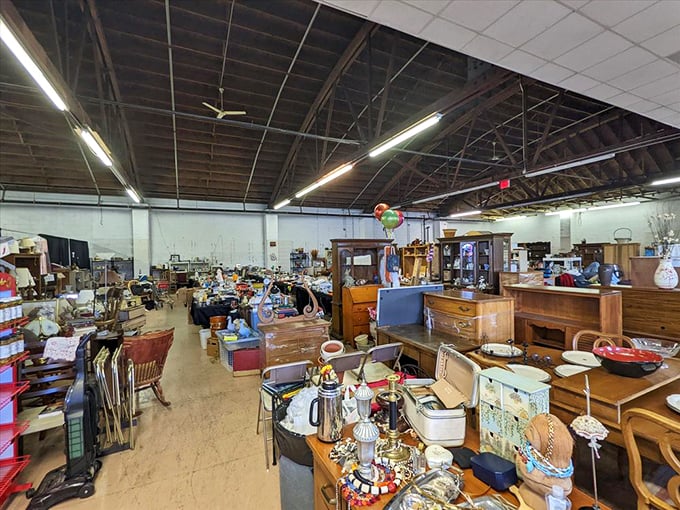 Inside Ultimate Treasures, every table tells a story. Like archaeological digs for bargain hunters, minus the dirt and centuries of waiting.