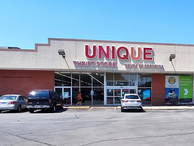 The bilingual signage welcomes everyone to this treasure trove where one person's donation becomes another's perfect find.
