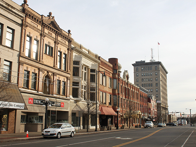 Downtown Warren's historic district showcases beautifully preserved architecture where retirement dollars stretch as far as the Ohio sky.