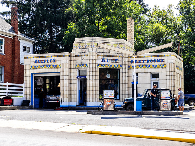 Dunkle's Gulf isn't just a gas station, it's architectural eye candy. Art Deco meets fuel pumps in a combo that makes filling up feel glamorous.
