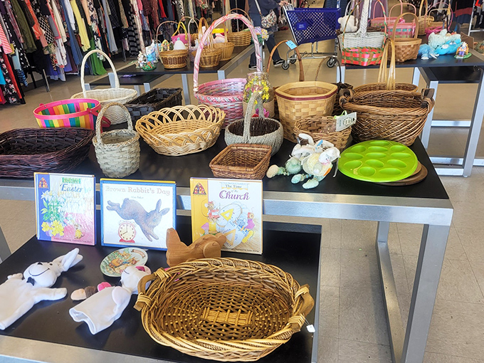 Basket paradise! From Easter hunts to picnic dreams, these woven wonders await their next chapter. Marie Kondo would approve of this organized chaos.