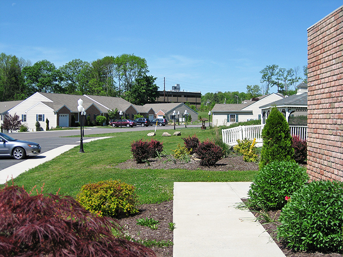 Streets designed for leisurely strolls, not rush hour madness. Notice how the landscaping creates natural gathering spots between well-spaced homes.