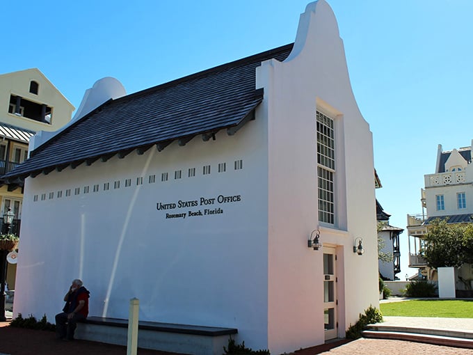 Even the post office got the architectural memo&mdash;sporting curves and character that would make Frank Lloyd Wright nod in approval.