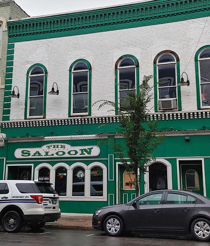 The Riverside Saloon's distinctive green and white fa&ccedil;ade promises cold drinks and warm conversation&mdash;where locals gather without breaking the bank.