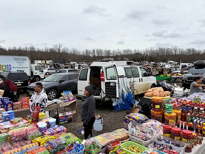 Snack vendors and bargain hunters converge in this outdoor section, where everything from breakfast cereals to household essentials finds new homes.