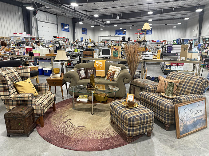 Living room vignettes that spark imagination &ndash; this cozy furniture arrangement might be the perfect setting for your next book club meeting.