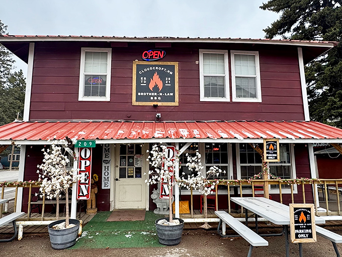 Brother-N-Law's rustic red building with cotton decorations feels like a BBQ hug in the mountains. Cloudcroft's smoky treasure!