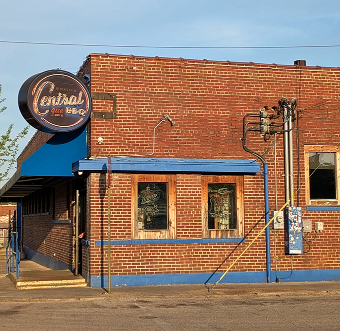 Central BBQ's unassuming brick facade hides Memphis magic within – like finding a treasure chest disguised as a toolbox.