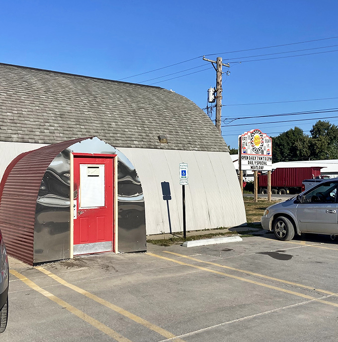 This silver bullet diner looks like it dropped from a 1950s sci-fi movie about delicious aliens.