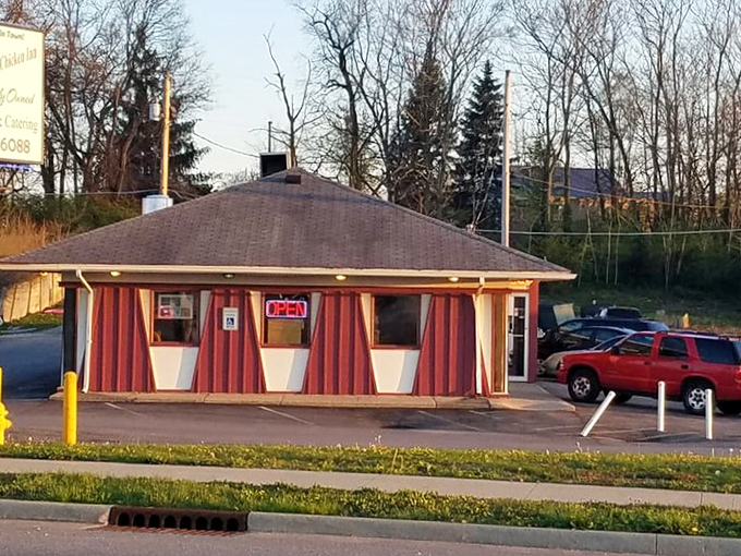 Chicken Inn's humble roadside appearance hides a fried chicken legacy that locals have treasured for generations.